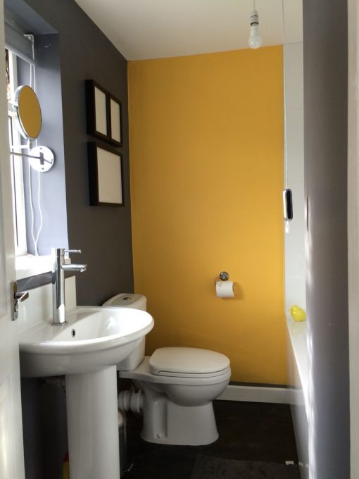 Arredare il bagno con le pareti color giallo senape