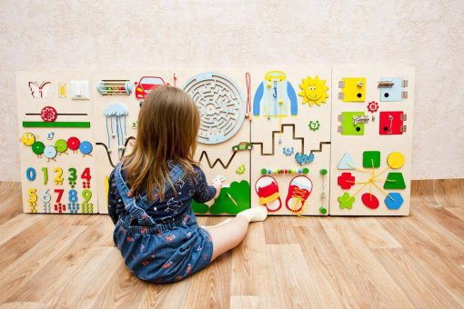 Pannello sensoriale Montessori: consigli per realizzarlo da soli Pannello sensoriale Montessori: consigli per realizzarlo da soli